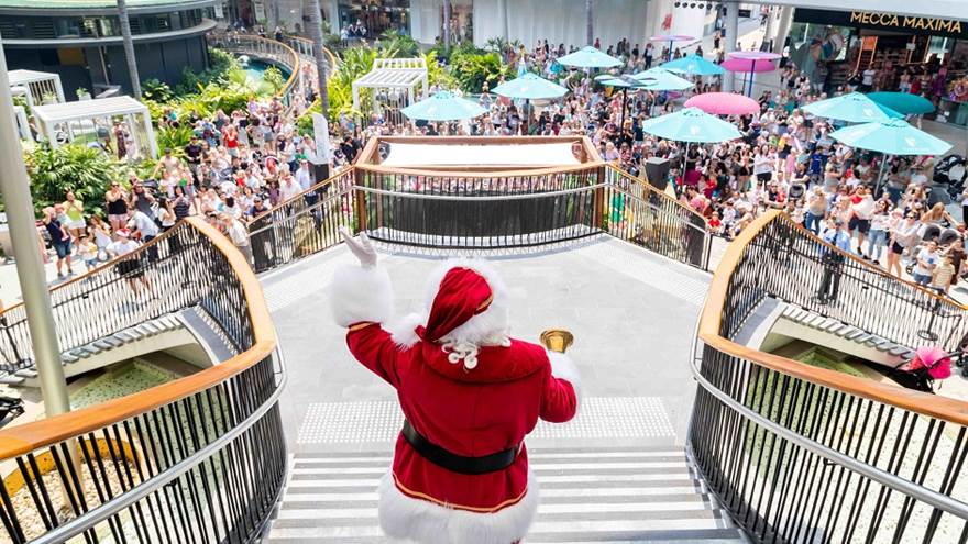 Santa's Grand Arrival at Pacific Fair - G:link